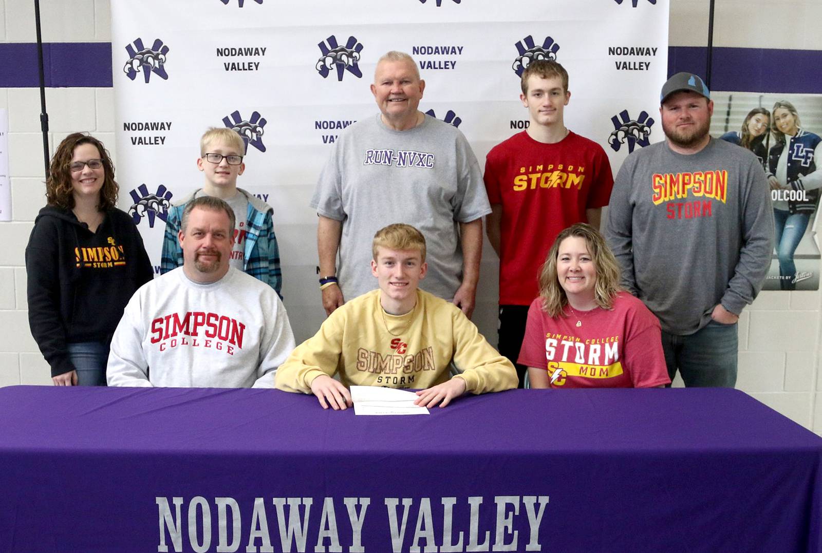 Doug Berg signs to run at Simpson – Creston News