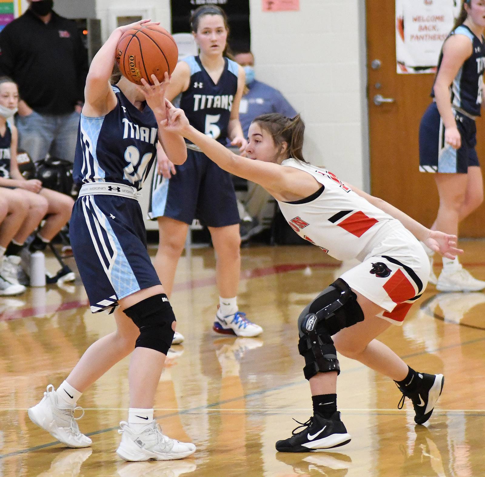 No. 8 Panthers let lead slip, Lewis Central closes for win – Creston News