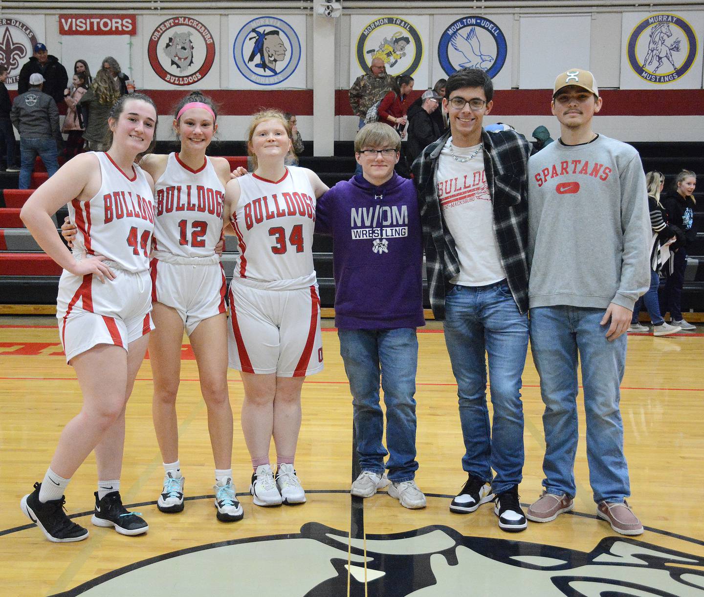 Bulldogs celebrate a ‘team win’ on Senior Night – Creston News